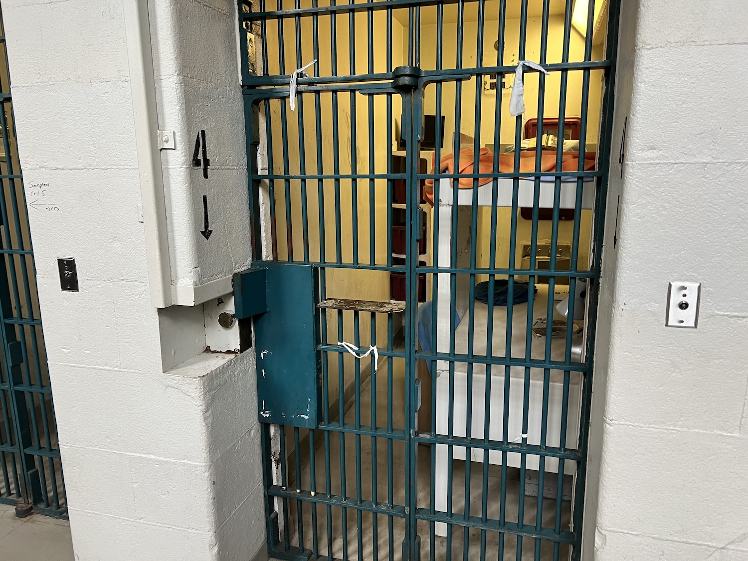 Канадская тюрьма - Dots and Brackets